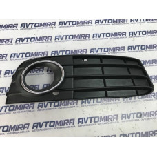 Решітка переднього бампера права Audi A4 (B8) 2007-2011 8KD807682